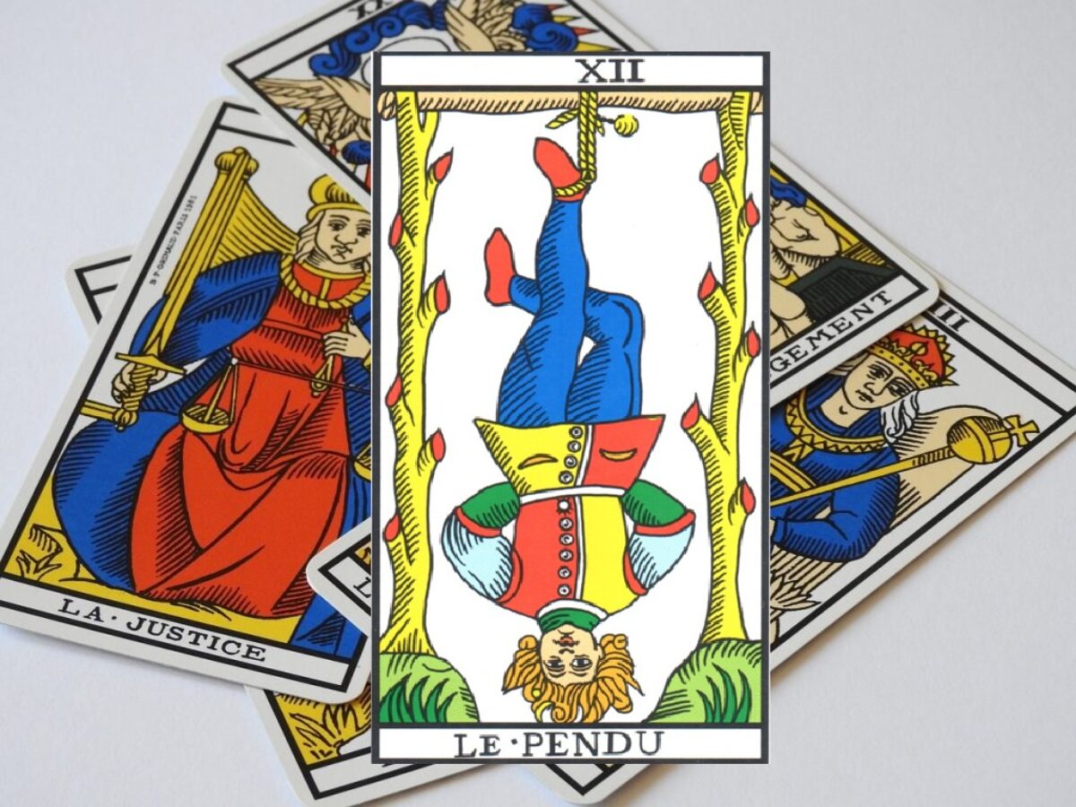 Comprendre Le Pendu Dans Le Tarot - Symbolisme et Signification Une ...